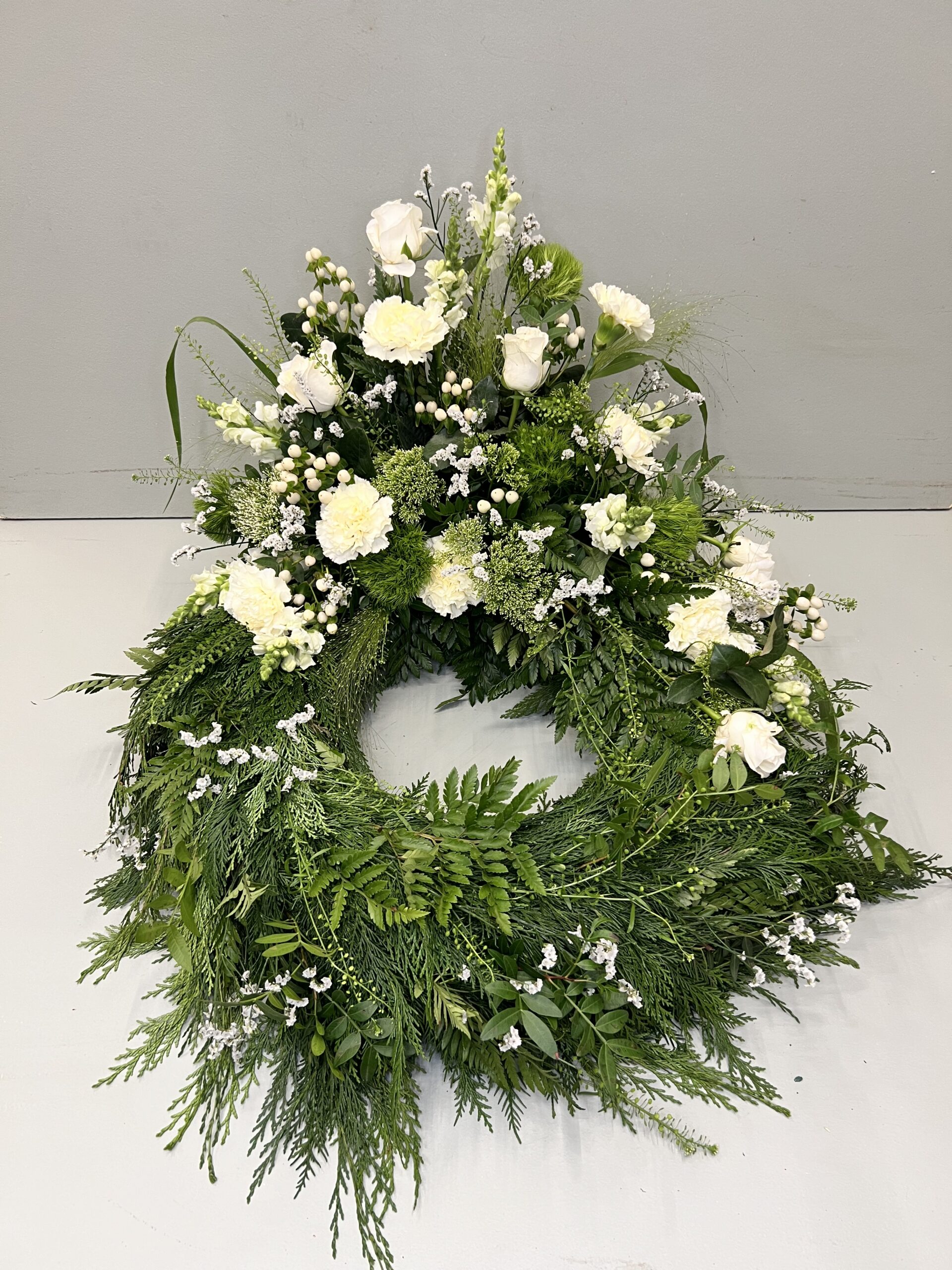 Høj tuja krans i hvide nuancer - Design Flower